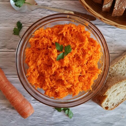 Russian carrot salad with garlic – 3 ingredients recipe