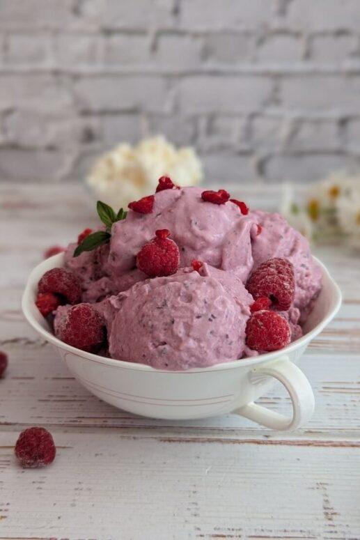 Hüttenkäse-Eis mit Beeren – Rezept ohne Zucker