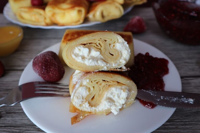 Blini filled with tvorog – recipe for sweet filled Russian pancakes
