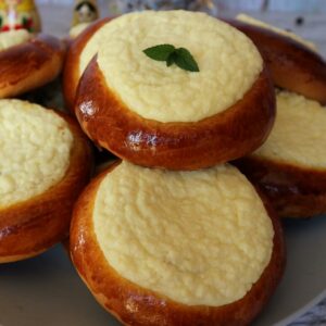 Vatrushka – classic recipe for popular Russian sweet cheese buns