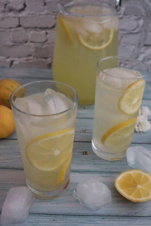 Zitronenlimonade selber machen – Rezept für prickelnden Klassiker