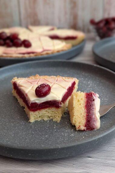 Cornelian cherry cake recipe – with shortcrust pastry